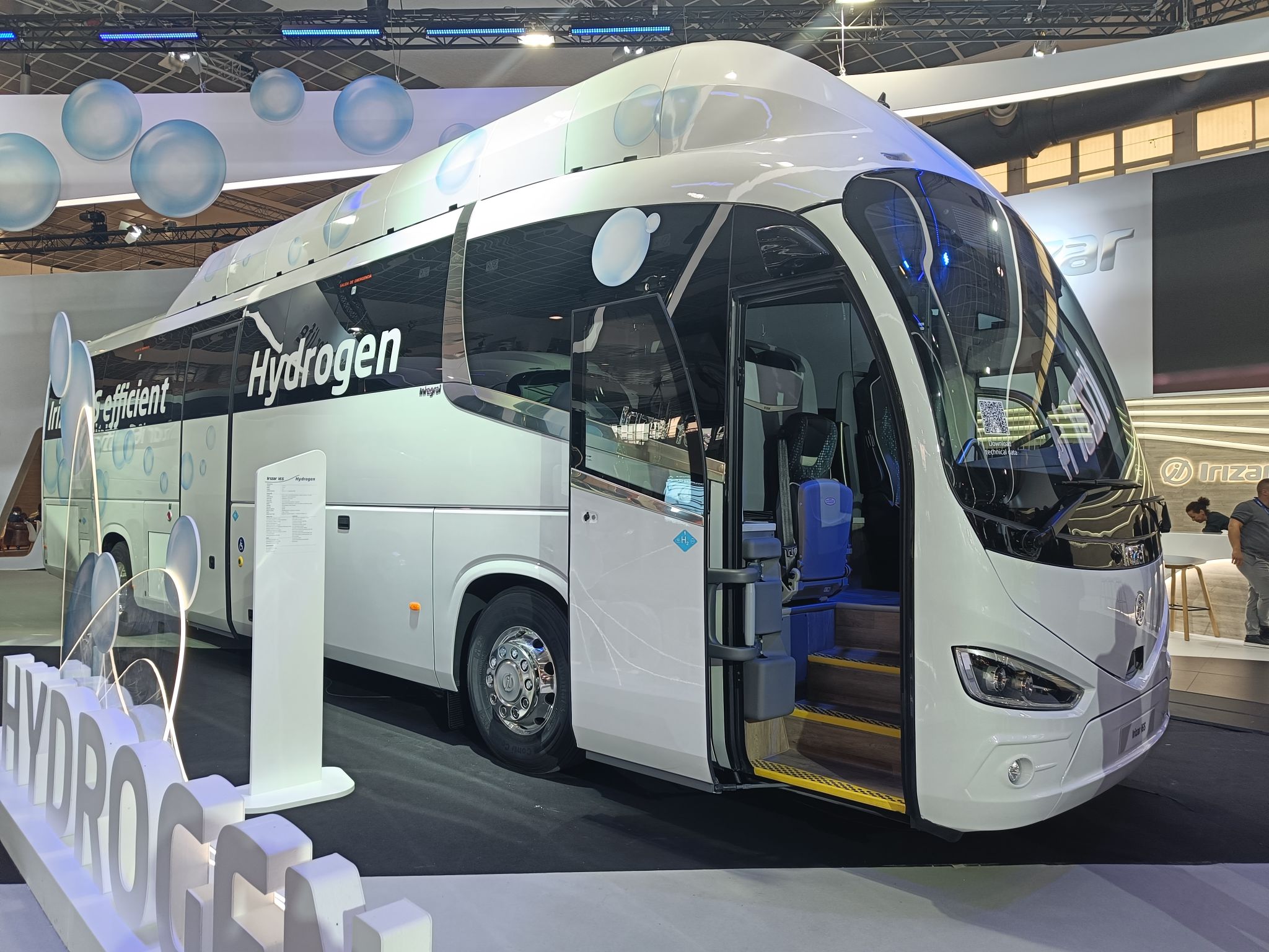Irizar presents Europe’s first zero-emission H2 coach at Busworld ...