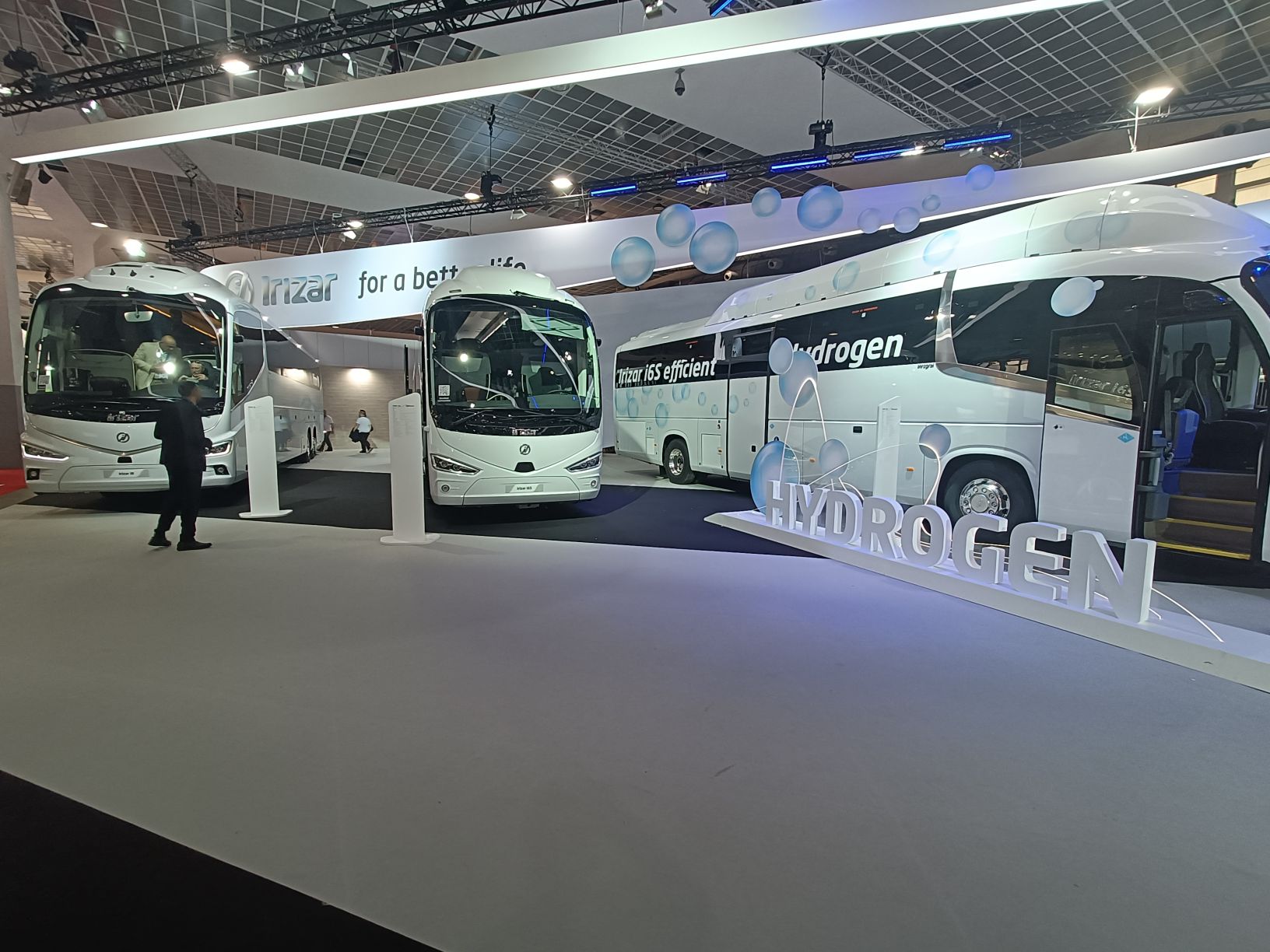Irizar presents Europe’s first zero-emission H2 coach at Busworld ...